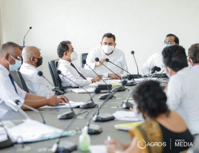 රසායනික පොහොර තහනමත් රිවස්; ගෙන්වා විකිණීමට පෞද්ගලික අංශයට ඉඩ - BBC ...