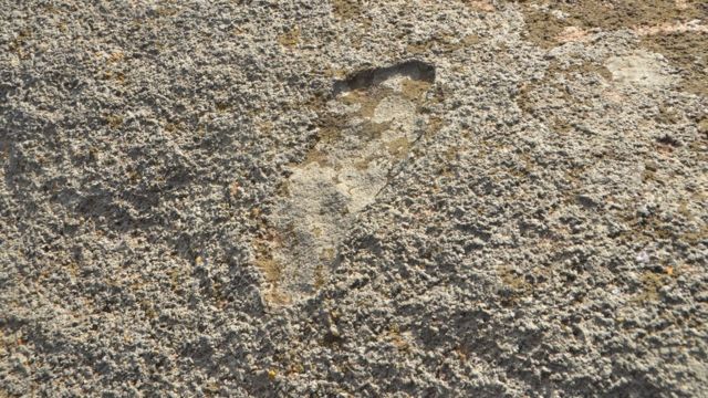 Jiwe kubwa linalocheza nchini Tanzania - BBC News Swahili