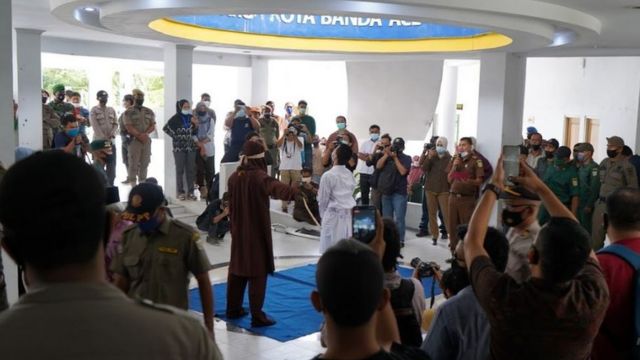Mengapa Aceh tetap gelar hukuman cambuk saat pandemi dan dihadiri banyak orang? - BBC News Indonesia