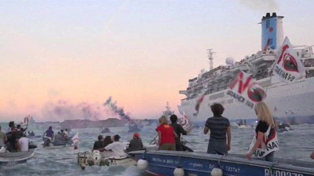 Venice #Venexodus protesters oppose tourist numbers - BBC News