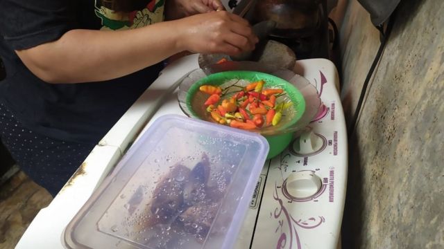 PSK ganti profesi menjadi penjual ayam geprek, bertahan hidup di masa pandemi - BBC News Indonesia