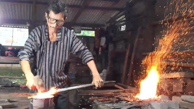 Cerita Juyono sang pandai besi, menempa parang hingga wajan - BBC News ...