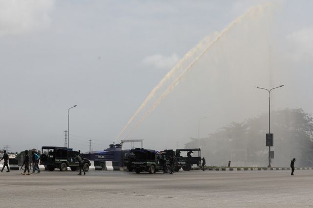 EndSars procession: Coffins, song for dead pipo, teargas and oda tins ...