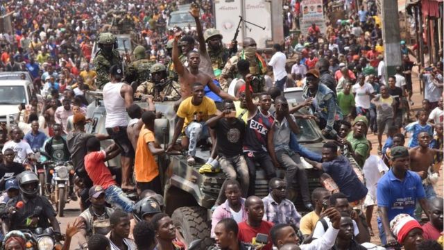 Mamady Doumbouya: Guinea coup leader dey sworn in as president - BBC ...