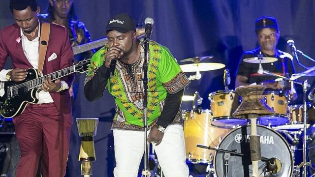 Kidum ari koroherwa nyuma yo kwitura hasi muri concert - BBC News Gahuza