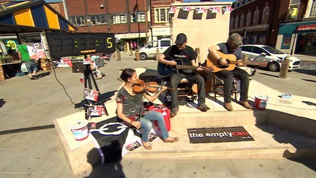 Shrewsbury Big Busk festival: Boys complete record attempt - BBC News