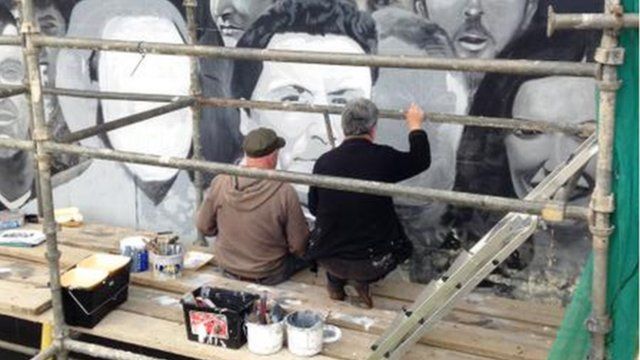 John Hume and Ivan Cooper appear on Derry Bogside mural - BBC News