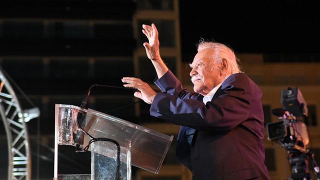 Manolis Glezos, la larga y azarosa vida del adolescente que retiró la ...