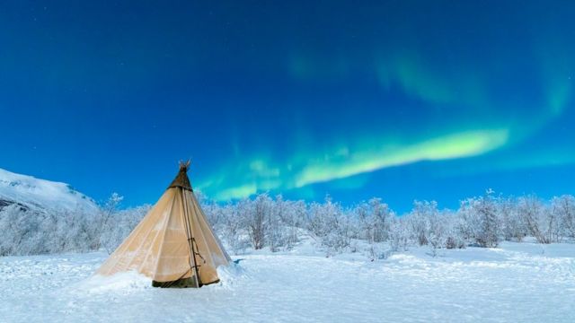'Lubang biru', fenomena langka di tengah pemandangan Aurora Borealis ...