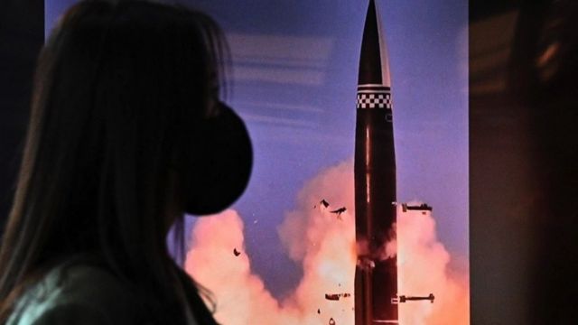 كوريا الشمالية تطلق صاروخاً باليستياً من غواصة فوق بحر اليابان Bbc