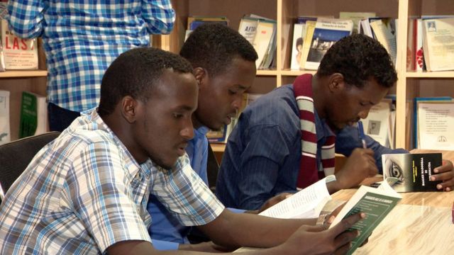 Maktabad Muqdisho laga furay. Warbixin iyo Sawirro - BBC News Somali