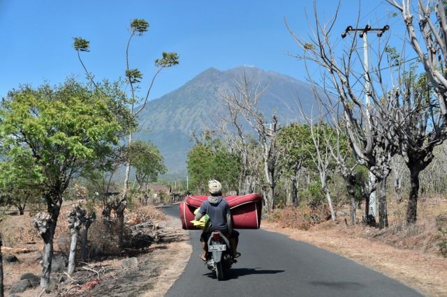 'Ada rekahan di kawah Gunung Agung, magma terlihat di permukaan' - BBC News Indonesia