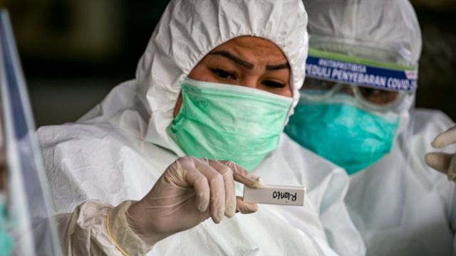 Insentif tenaga medis Covid-19: Tagih janji pemerintah,'Kami menanyakan keselamatan dan hak kami ...