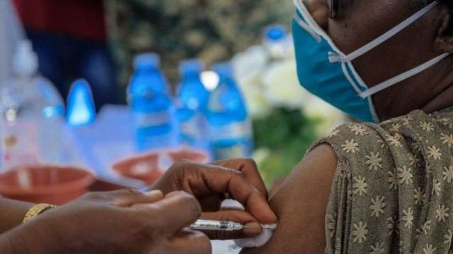 Virusi vya corona: Kwanini chanjo ya AstraZeneca inakataliwa na nchi ...