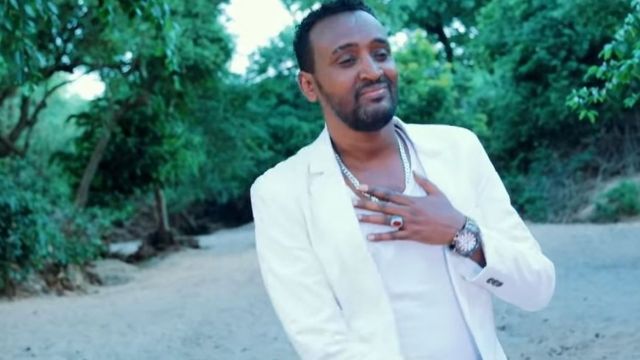 'ወዲ ማማ' በሚል የቅጽል ስም የሚታወቀው ኤርትራዊ ድምጻዊ ተክለ፣ በአዲስ አበባ ጥቃት ደረሰበት - BBC ...