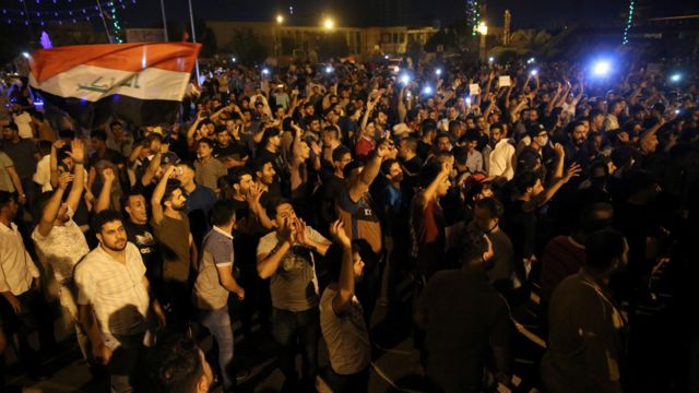 لقطات من احتجاجات العراقيين في الجنوب على البطالة وسوء الخدمات Bbc