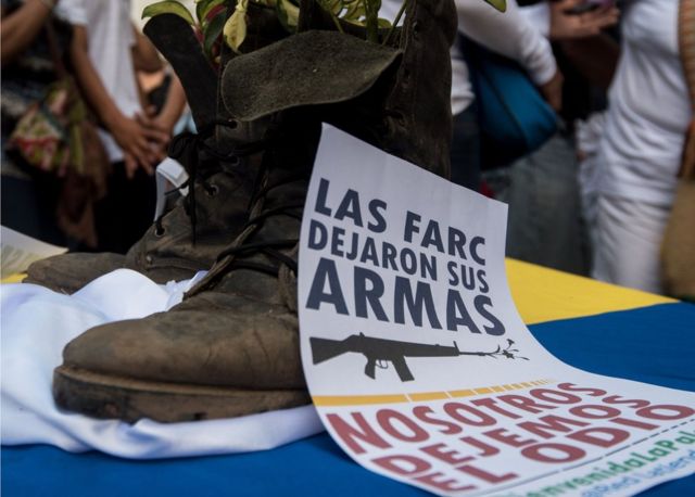 Los símbolos y rituales que sellaron la entrega de las armas de las ...