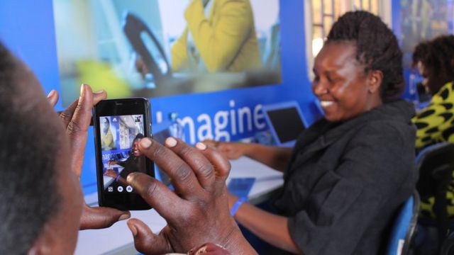 Wanawake wajifunza kutumia teknolojia Kenya - BBC News Swahili