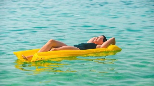 Životinje i plivanje: „Njam-njam žuta” - da li kupaći kostimi mogu da privuku ajkule - BBC News ...