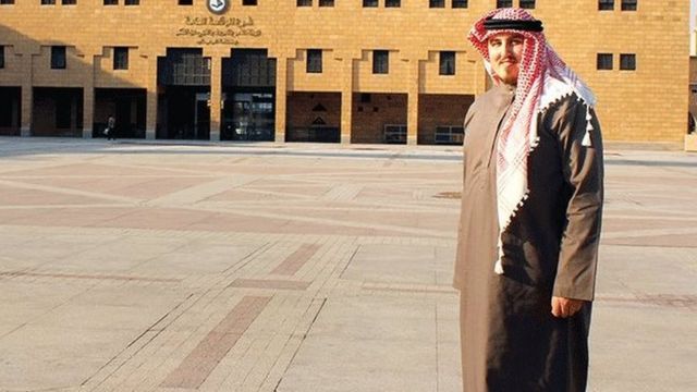 صحفي إسرائيلي في الرياض بالزي السعودي ما الحقيقة؟ Bbc News عربي