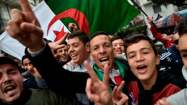 Des milliers d'Algériens dans la rue, contre Bouteflika - BBC News Afrique
