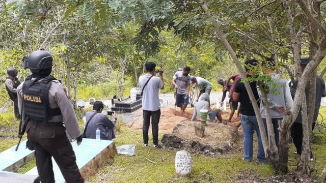 Polisi klaim 'anggota terakhir teroris Poso' tewas ditembak - 'Pak guru jago merakit bom' - BBC ...