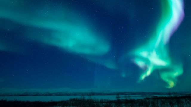 'Lubang biru', fenomena langka di tengah pemandangan Aurora Borealis ...