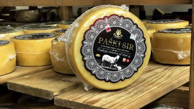 Hrvatska i hrana: Paški sir - delikates s ukusom vetra - BBC News na ...