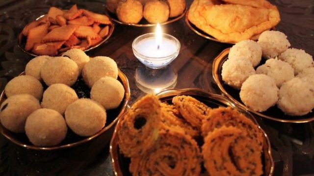 सोशल : 'फटाके फोडताना सुप्रीम कोर्टाचा विचार नाही मग फराळ करताना ...