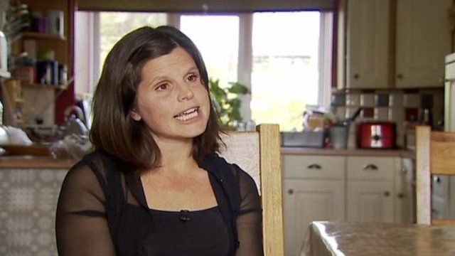 Gweinidog y Gymraeg yn 'wan' dros bolisi iaith 'anodd' - BBC Cymru Fyw