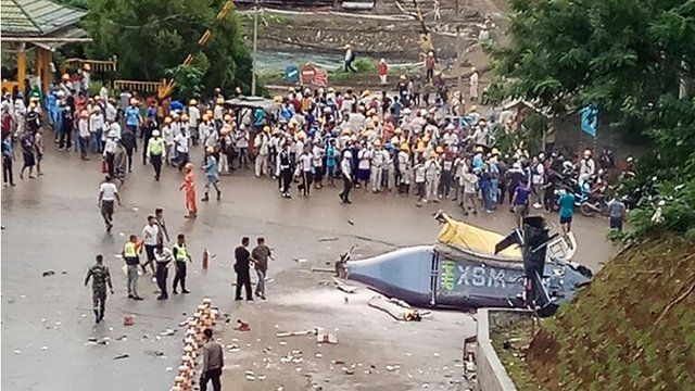 Helikopter jatuh, pilot dan penumpang luka, seorang warga tewas ...