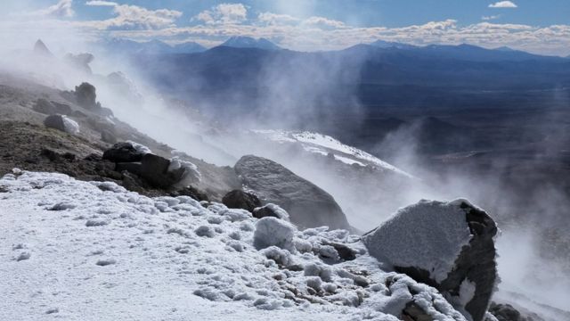 El misterioso lago gigante que se esconde bajo un volcán en los Andes ...