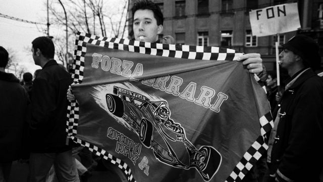 „Srbija protiv nasilja“: Fenomen Ferari zastave na protestima u ...