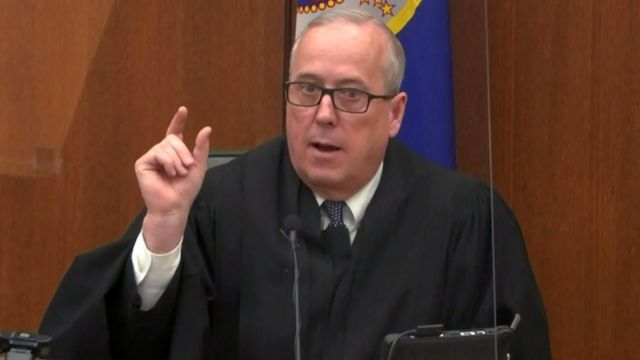 米フロイドさん死亡事件の裁判、陪審が評議入り 州兵ら警備強化 - BBCニュース