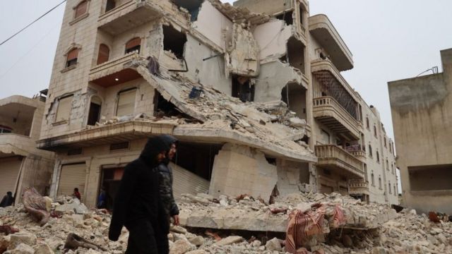 زلزال تركيا وسوريا: بالصور آثار الدمار وجهود الإنقاذ لانتشال الضحايا - BBC News عربي