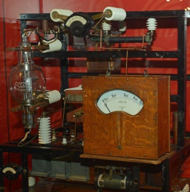 শতবর্ষে বিবিসি: যে সংবাদ মাধ্যম বার বার সম্প্রচার জগতের মোড় বদলে ...