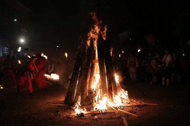 Bugarska i običaji: Surva - živa tradicija paganskih korena - BBC News ...