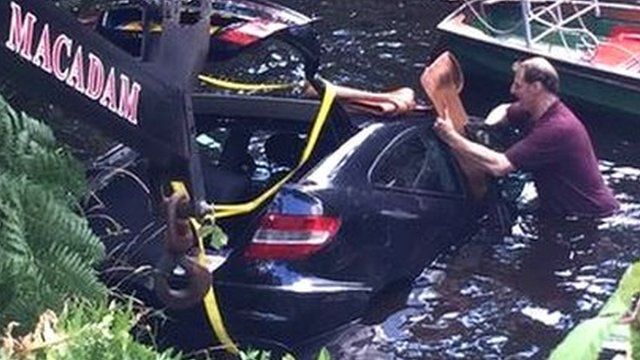 River trio 'save car plunge man's life' - BBC News