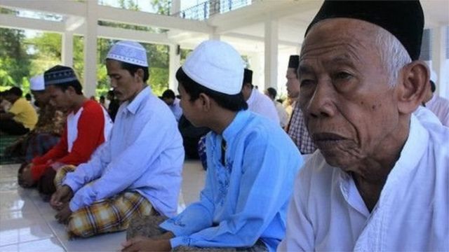 Ratusan pengungsi eks-Syiah kembali ke Sampang setelah dibaiat menjadi ...