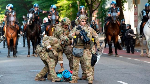 George Floyd protestoları: ABD'nin başkentinde ağır silahlı askerler ...