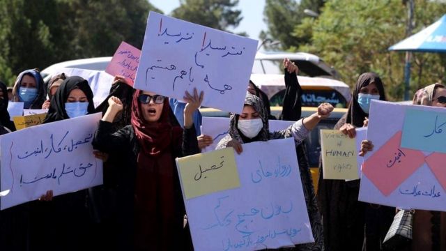 زنان هرات در تجمعی خواستار رعایت حقوق اساسیشان از سوی طالبان شدند