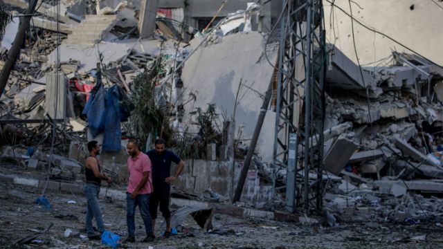 حرب غزة حتى لو كانوا سيدمرون منازلنا فوق رؤوسنا، سأبقى هنا Bbc