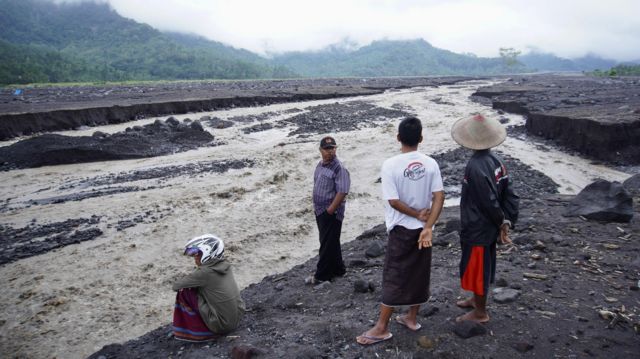 Banjir lahar dingin Semeru, Lumajang 'tanggap darurat', tiga orang meninggal dan lebih 1.000 ...