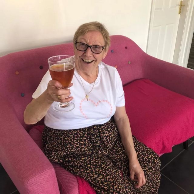 Britânica que viu mãe morrer internada ao seu lado com covid relembra ...