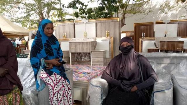 Lọ́jọ́ kan ṣoṣo, aṣòfin Nàìjíríà ṣètò ìgbéyàwó fàwọn ọmọ òrukàn ọgọrùn ...