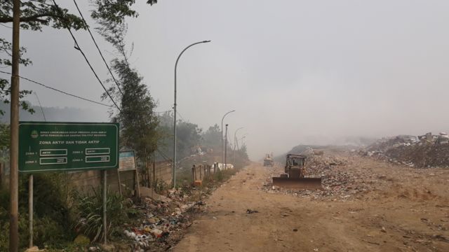 Kebakaran TPA Sarimukti: 'Api masih terus membara', ratusan warga menderita ISPA dan iritasi ...