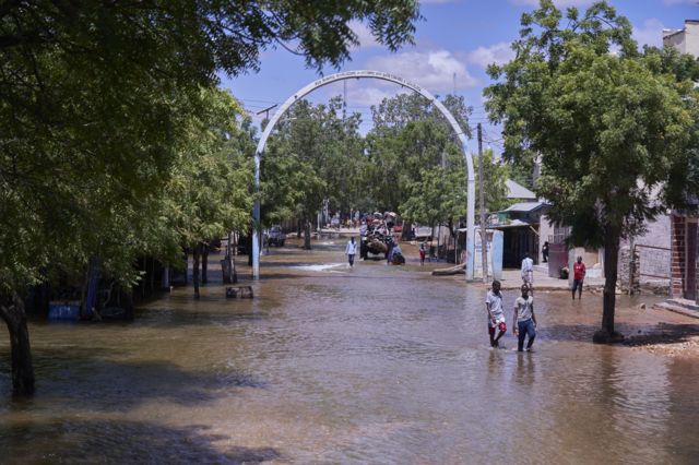 Soomaaliya: Labada magaalo ee uu maro halka webi, balse biyo la'aan iyo ...