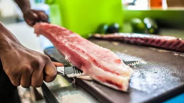 Faida tano za kula samaki wenye mafuta - BBC News Swahili