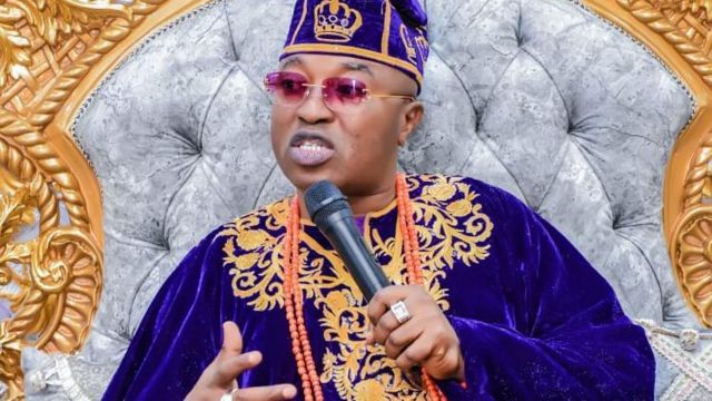 Osogbo-Ibadan road: Oluwo ní kí ìjọba yé fi ọwọ́ òṣèlú bọ àtúnṣe ojú ...