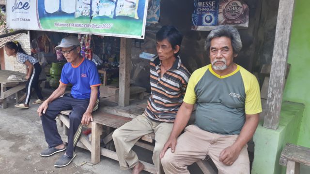 Kebakaran TPA Sarimukti: 'Api masih terus membara', ratusan warga menderita ISPA dan iritasi ...